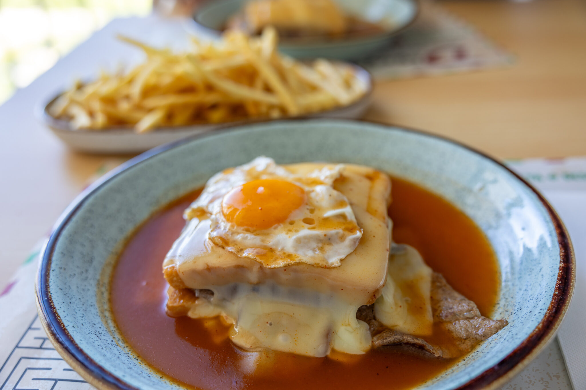 Francesinha do Porto: O Ícone da Gastronomia Portuguesa - Blog Gipsyy